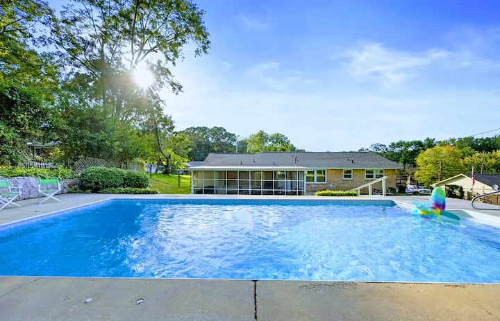 "Rivermont Royale"- Pool, Fire Pit, & Screen Porch - Florence, AL