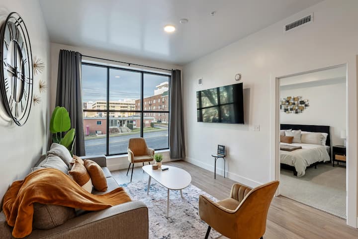 Downtown Condo W/ Views |Htub|king Bed |Pool & Gym - Salt Lake City, UT