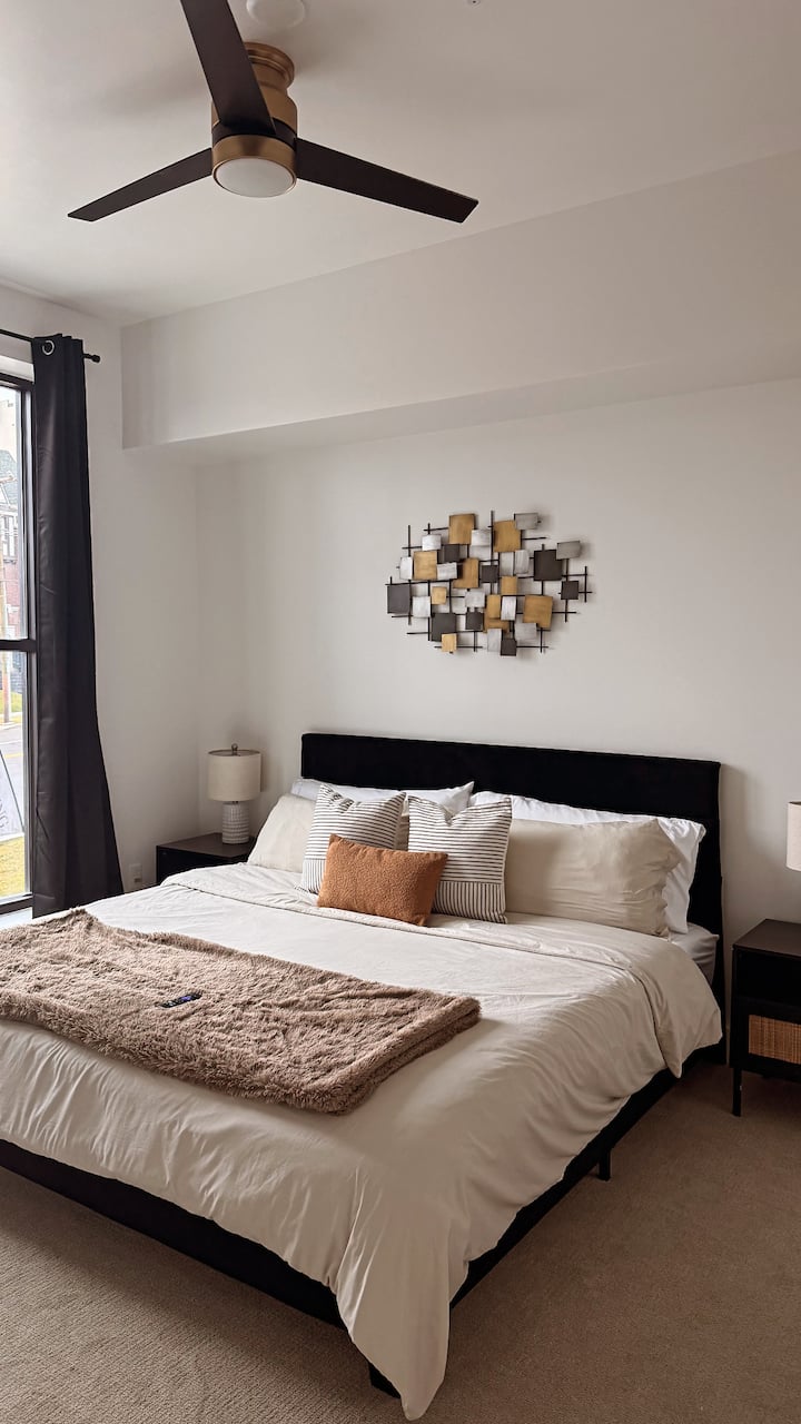 Downtown Condo W/ Views |Htub|king Bed |Pool & Gym - Salt Lake City