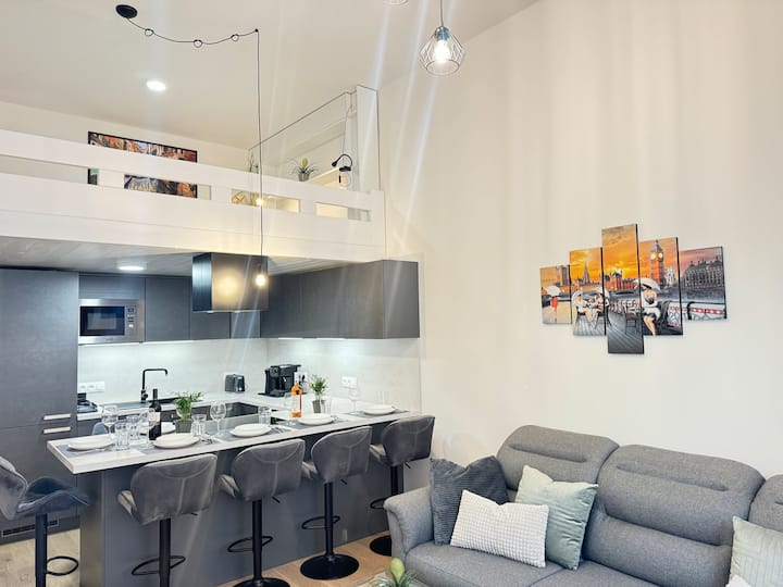 Modern Home Close Metro Anděl And Vltava River - Praag