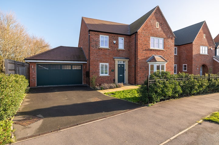 Modern 4-bed Family Home With 5 Beds & Parking - Milton Keynes