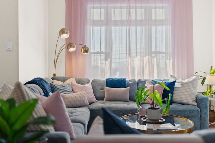 Bright & Inviting Group Stay In Pittsburgh - Homestead, PA