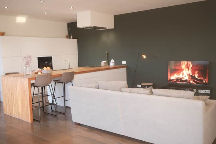 Top‑floor Apt W/patio & Free Parking - Anvers