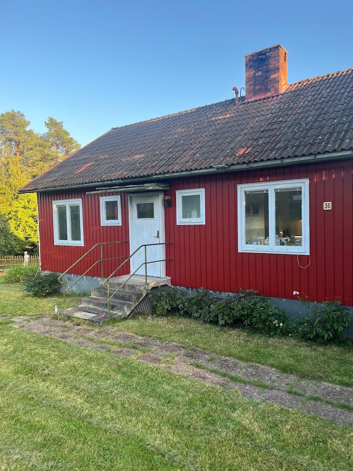 Charmigt 50-talshus Med Braskamin – Nära Naturen - Säter