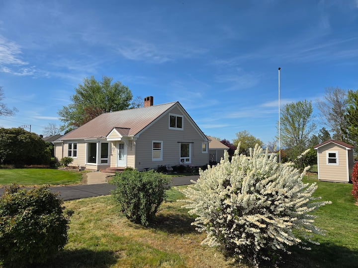 Prickly Pear Country Cottage -4br Farm Retreat - Ashland, OR