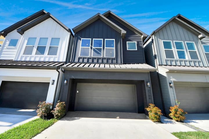 H-town Bungalow! & Hot Tub - Houston, TX