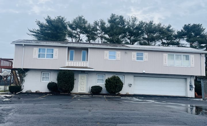Vintage Raised Ranch With Chalet Feel - Frances Slocum State Park, Wyoming