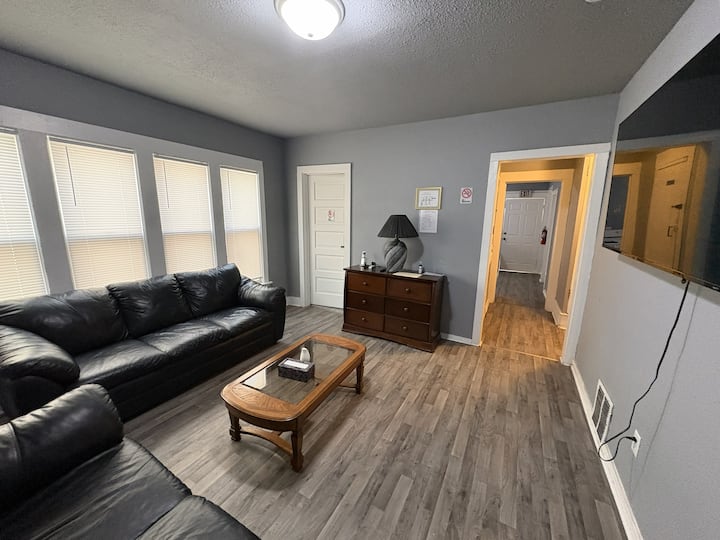 Cozy, Spacious 4bd/2bath Gateway Full Floor House - Milwaukee