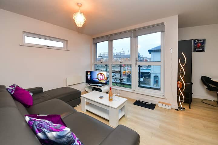 Cardiff Bay Retreat, Sleeps 4 & Parking! - Cardiff