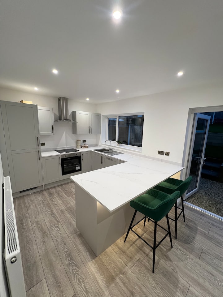 Cosy, Modern Home 5 Min Away From The Town Center. - 特爾福德