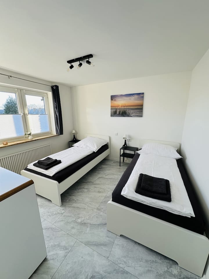 Moderne Schlafzimmer Im Obergeschoss - Bordesholm