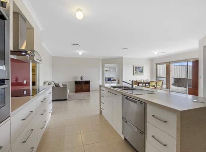 Clean Room In Alexandra - Alexandra