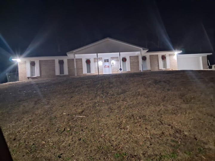 Lovely Home By The Lake. - Tuskegee University, Tuskegee