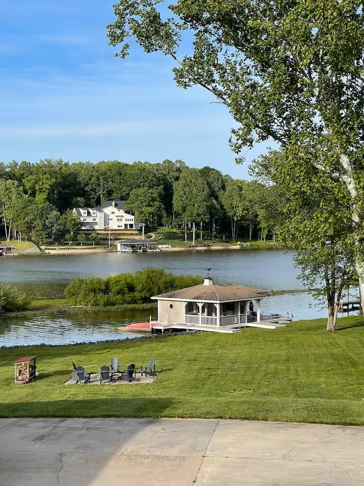 Lake Anna Lakefront Retreat - Lake Anna, VA