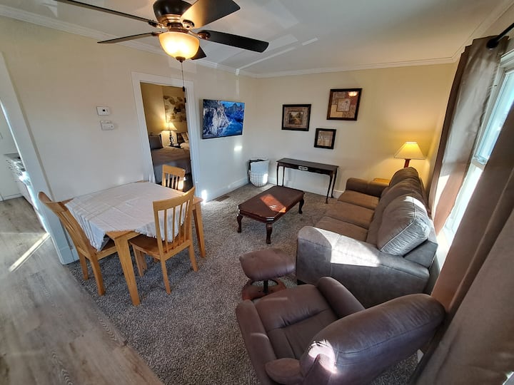 Location! Walking Distance To College And Hospital - Dubuque, IA