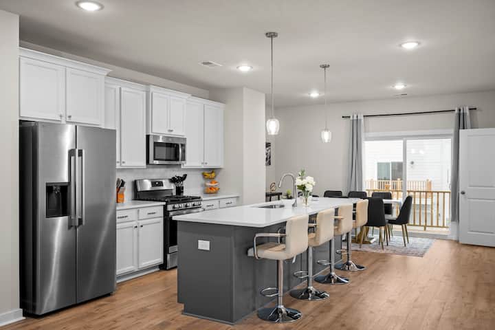 Luxury | 2 Kings | Bunks | Workspace | Sleeps 10 - Moncks Corner, SC