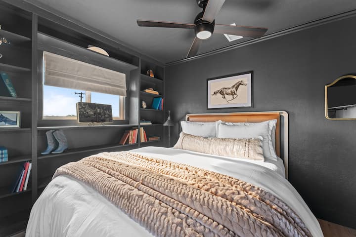 Room | Queen Bed In Shared Bunkhouse - Wickenburg, AZ