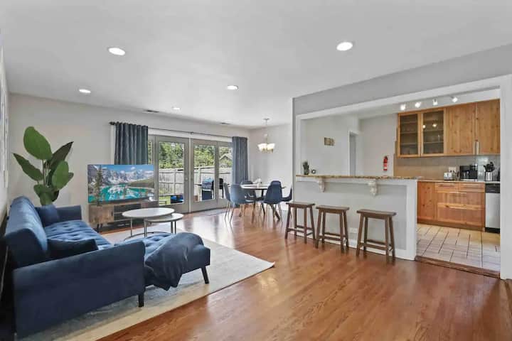 Spacious Family-friendly Home Near O’hare & Casino - Des Plaines, IL