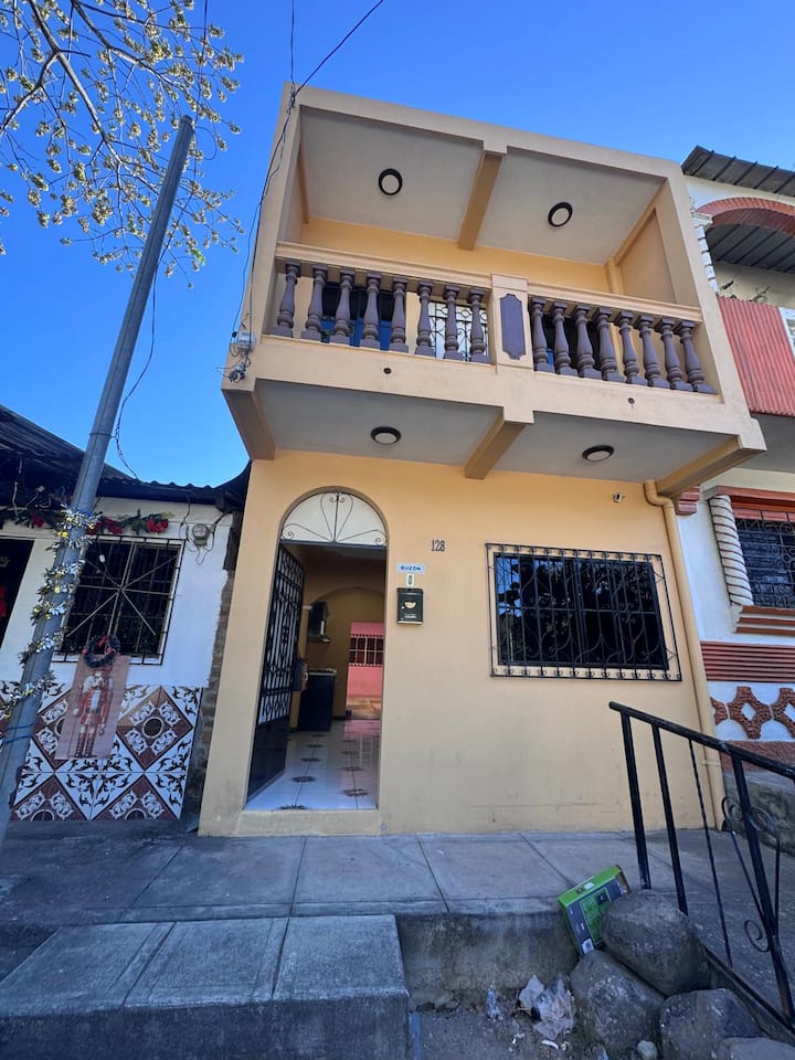 Casa 2 Plantas  2 Cuartos  4 Camas  Wifi +A/c - El Salvador