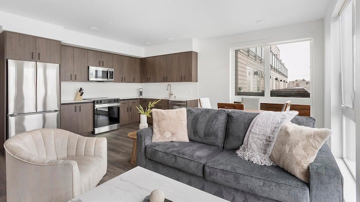 Landing | Stylish 2bd, Gym - Seattle, WA