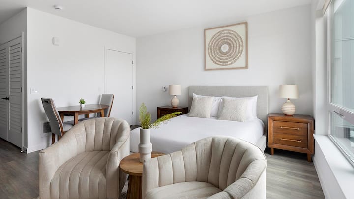 Landing | Modern 1bd, Gym - Seattle, WA