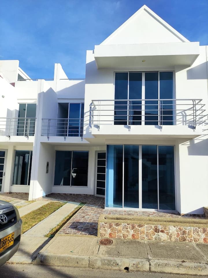 Casa Amplia En Girardot Con Jacuzzi Y Piscinas - Ricaurte