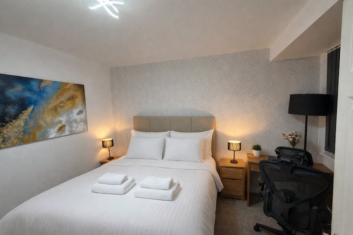 Modern Double Room | Smart Tv | Work Desk | Slough - Slough