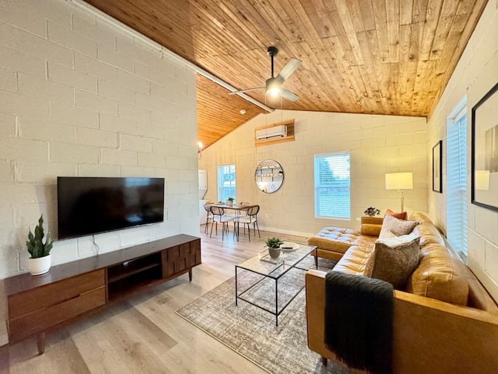 The Twin Gables / Peaceful Cottage-feel 2 Bedroom - Waco, TX