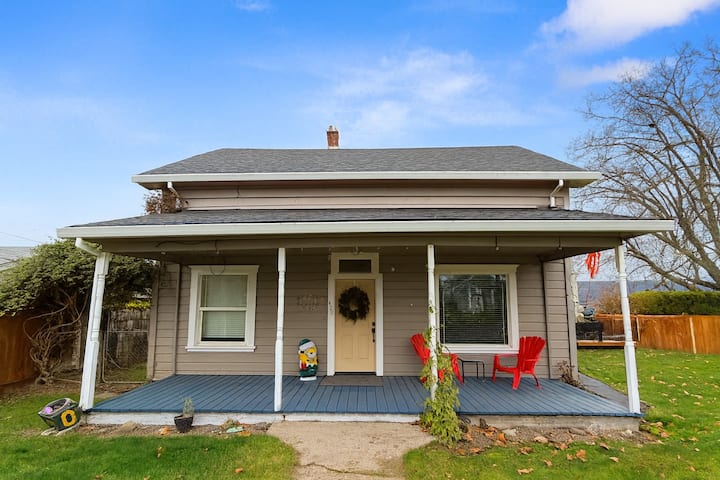 The Big Larz House - McMinnville, OR