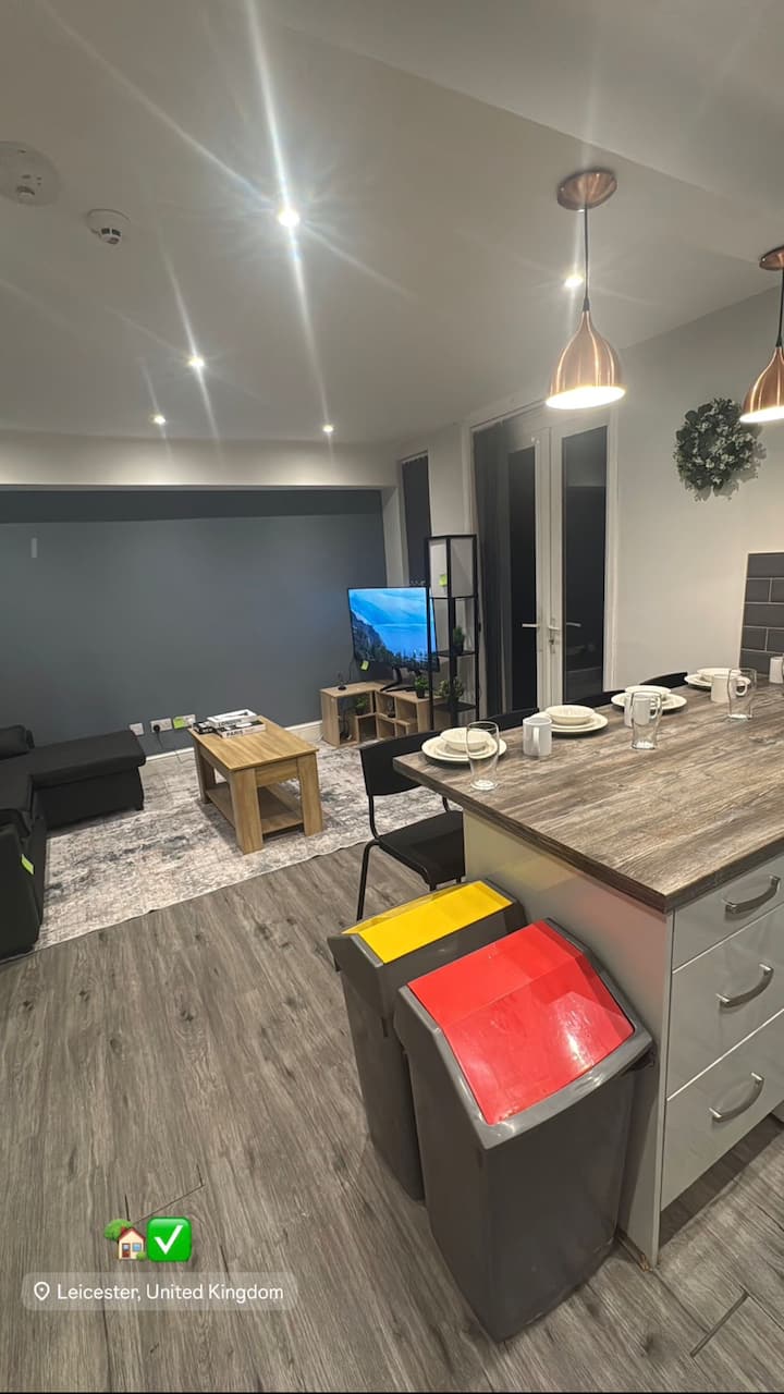 Sleeps 10, 8 Bed, Wifi, Parking, City Cr, 55" Tv - Leicester