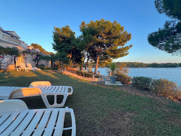 Milna Harbour & Beachfront Apartment With Sea View - Milna