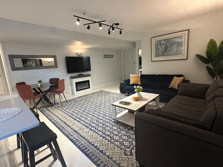 Cozy 2br+ Den/ 1 Bath Guest Suite, North Vancouver - North Vancouver