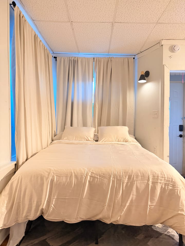 Furnished Downtown Duluth Apartment •30+ Day Stays - Duluth, MN