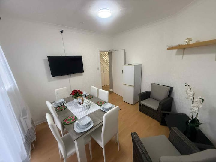 Comfortable 4-bed Home Near Transport | Dagenham - Romford