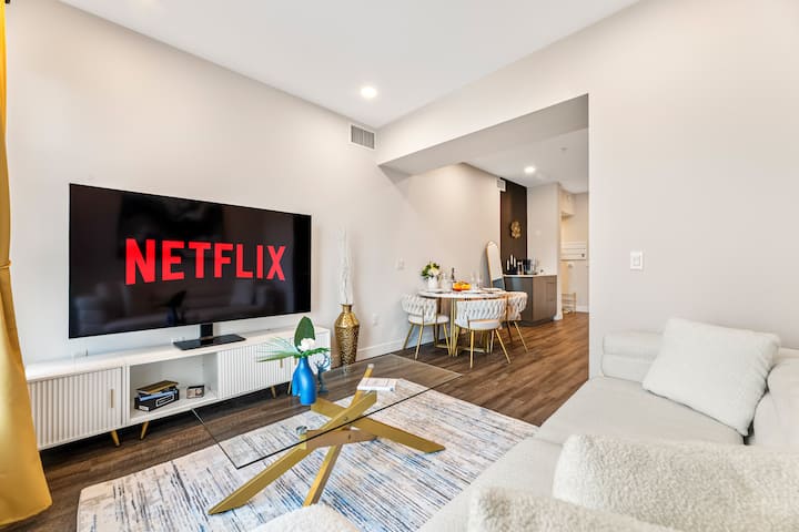 Hollywood Sign View 2bd-2ba•freeparking, Pool&spa - Los Angeles