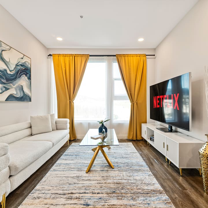 Hollywood Sign View 2bd-2ba•freeparking, Pool&spa - Hollywood, CA