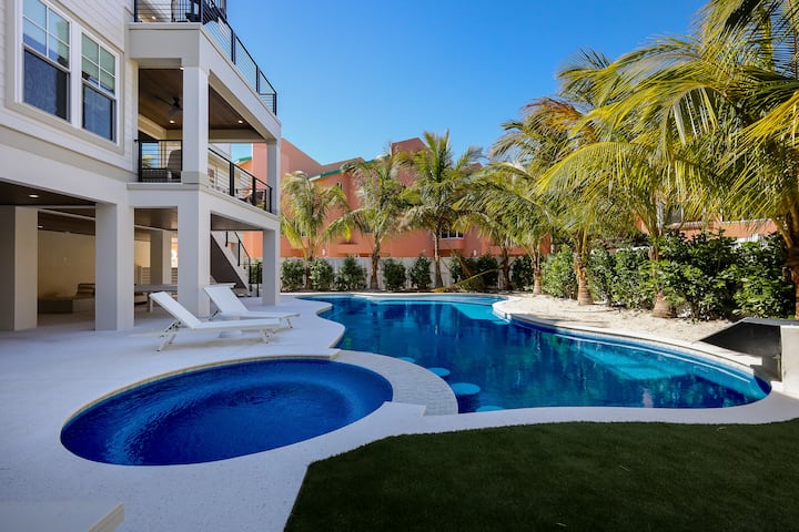 Big Kahuna Steps To Beach W/ Waterslide Pool & Spa - Sarasota, FL