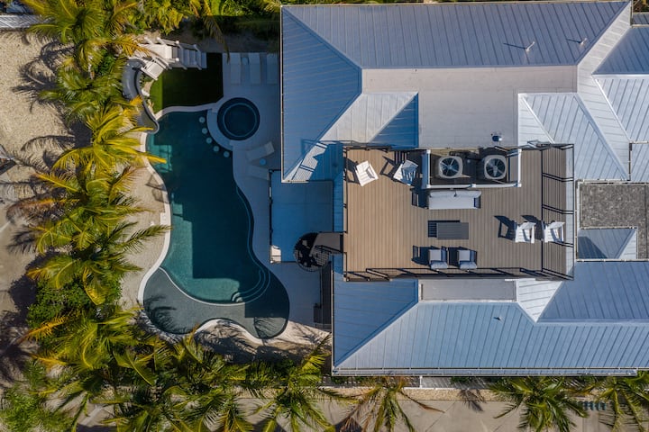 Big Kahuna Steps To Beach W/ Waterslide Pool & Spa - Siesta Key, FL