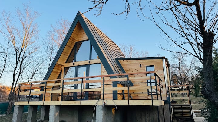A-frame Cabin W/ Hot Tub & Mountain Views - Dragoslavele