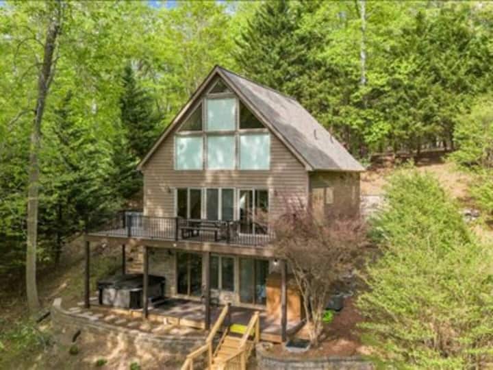 Cozy Cove Lakehouse | Beach • Dock • Hottub • Kids - Smith Mountain Lake, VA