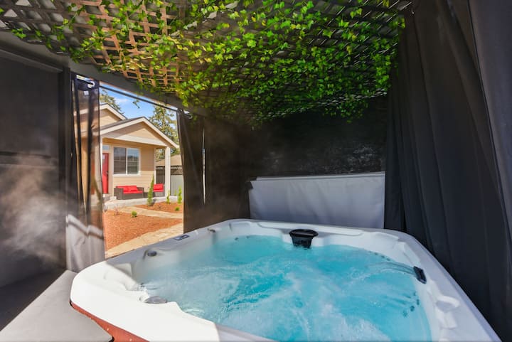 Hidden Portland Oasis · New 2br + Hot Tub - Portland, OR