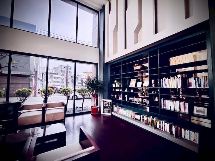 桃園車站30秒｜景觀陽台套房｜寵物友善｜小廚房｜商務出差首選｜電梯大樓｜採光通風極佳 - 平鎮區