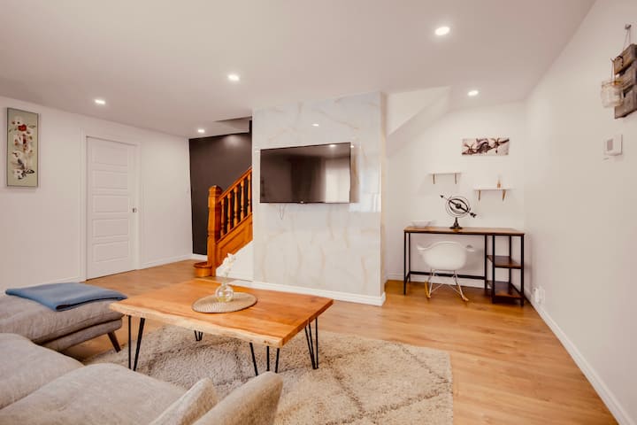 Cozy 3br House | Prime Location W/ Parking - Ottawa