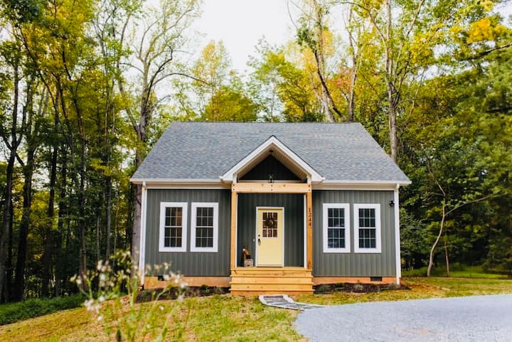 The Windsor Cottage - Bedford, VA