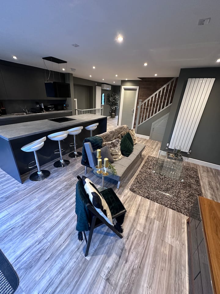 Family Home-sleeps10, Free Parking-air Conditioned - Watford