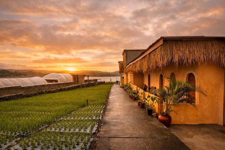 Lakeside Cabin | Mountain + Lake View + Pool - Kintamani