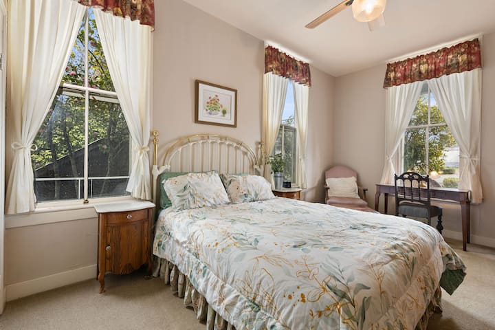Beige Room - Downtown Lakeport - Lakeport, CA