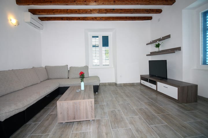 3 Bedroom Apartment In Tisno (6+2) - Murter