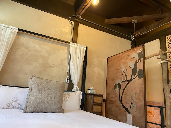 隱身於嘉義市民權路巷弄的「八拾二巷民宿」適合一群好友或家庭包棟入住。距離嘉義文化路夜市僅步行2分鐘 - 신강 향