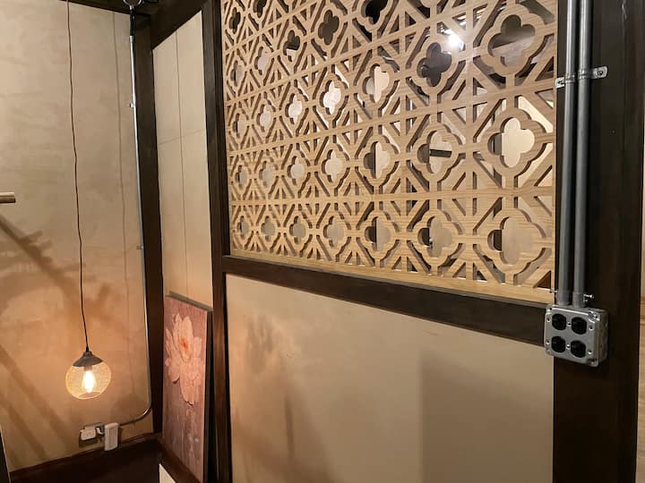 八拾二巷民宿 是一棟保留復古53年的老宅，適合一群好友或家庭包棟入住。距離嘉義文化路夜市僅步行2分鐘 - Minxiong